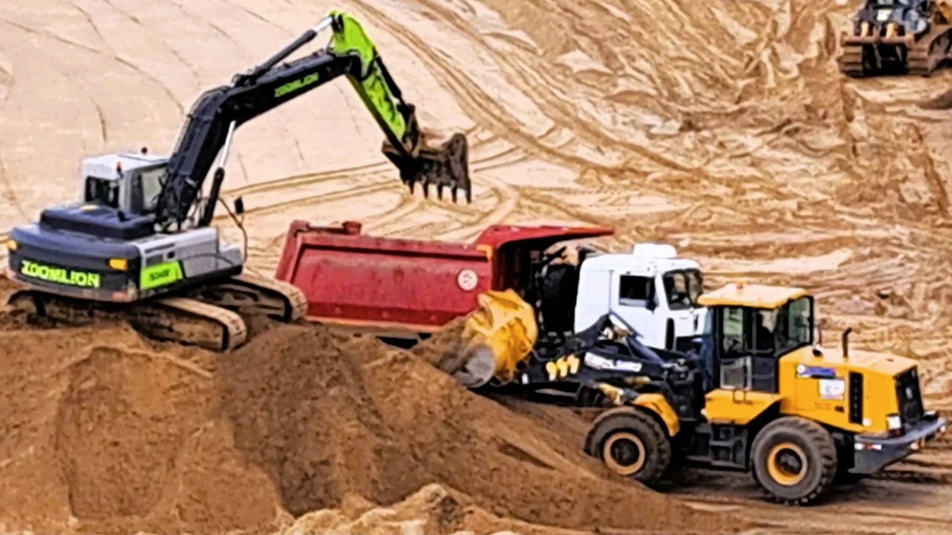 Погрузчик толкает песок экскаватор загружает и самосвал выгружает песок.