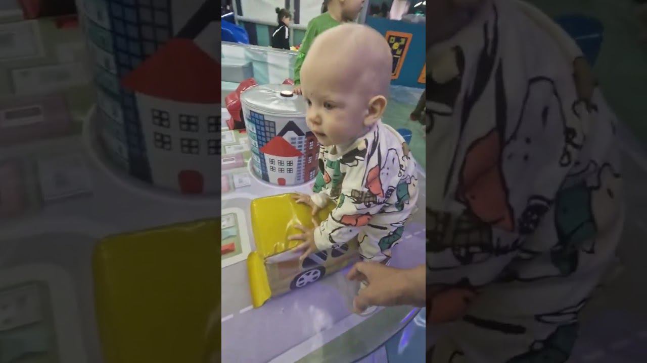 Арсюша в первый раз на детской площадке