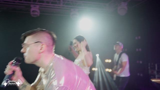 "Он тебя целует" (кавер "Руки Вверх") - "Сарафан Радио"