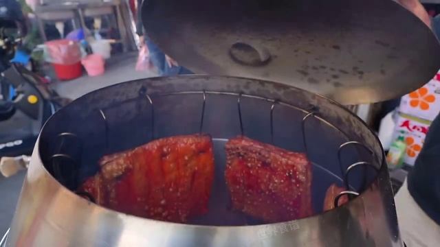 Хот-дог из вореной свинной шейки корейская уличная еда