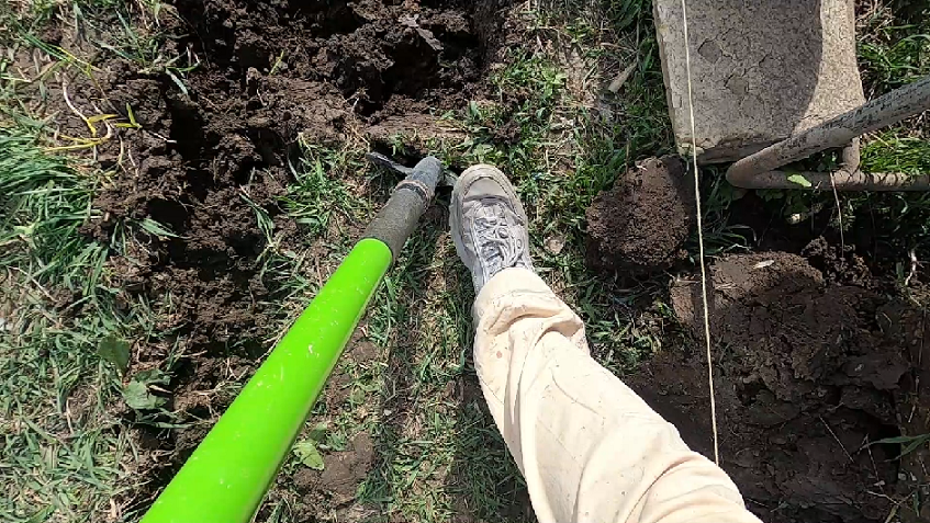 Делаем грядки, работы во дворе, побывали в поликлинике сразу с двумя детьми, и сходили на чемпионат