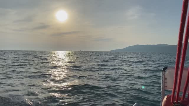 Море, горы и паруса на горизонте.