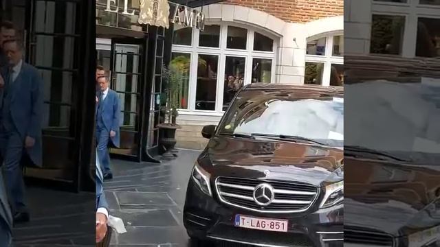 Брюссель. Mylene Farmer собралась на стадион. Фанаты снова у отеля