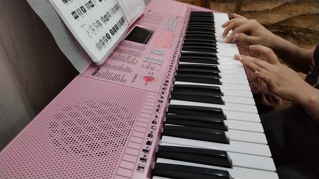 Смуглянка на синтезаторе