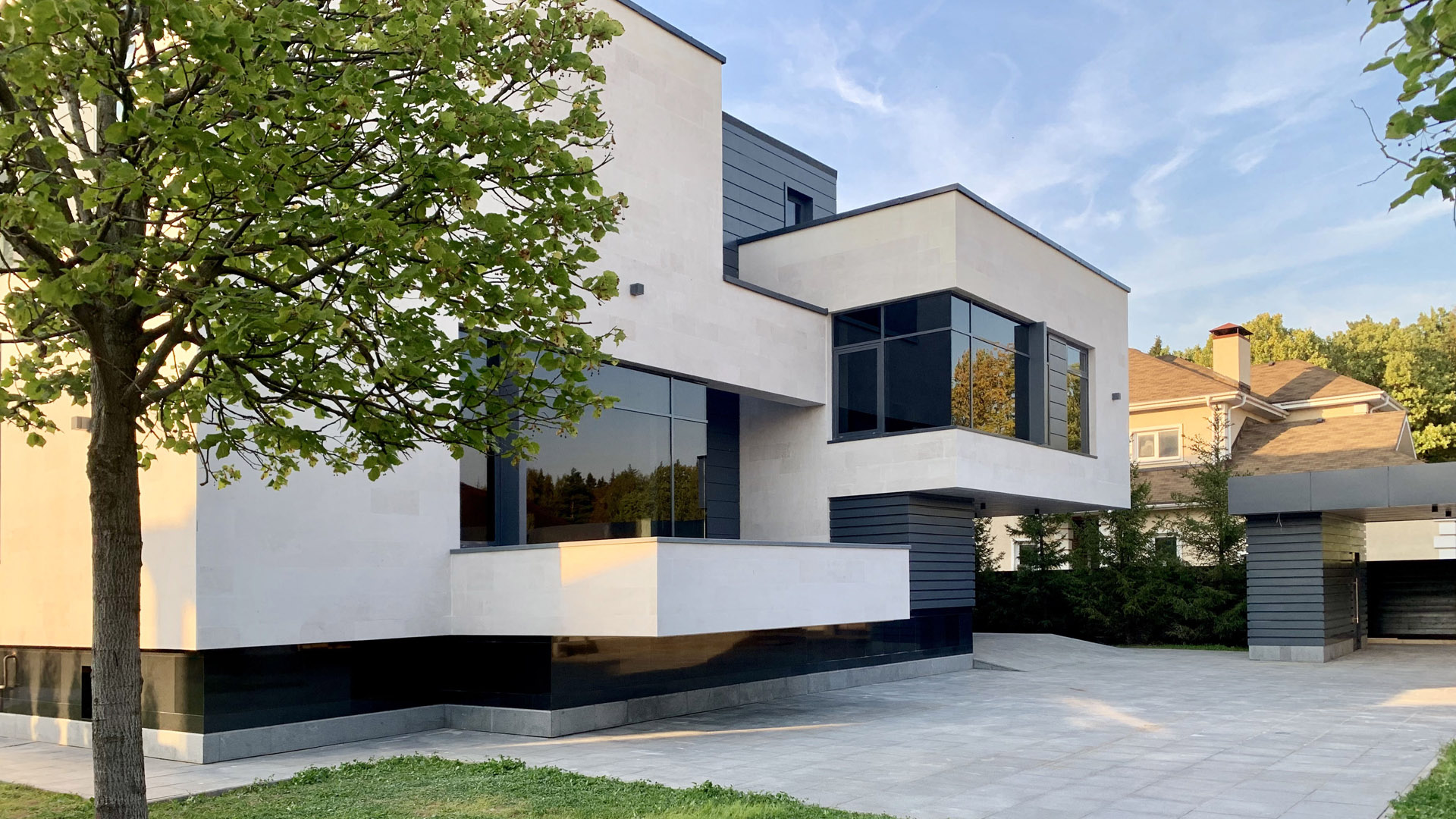 Строительство и проект дома в стиле хай-тек