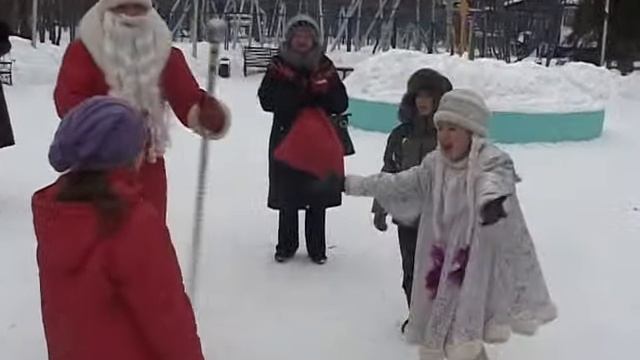 В парке Дед Мороз раздавал сладкие подарки. Январь 2012 год.