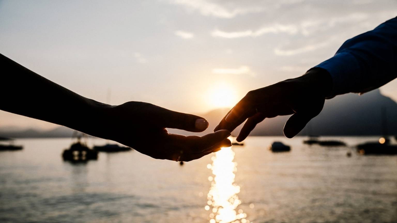 Стихотворение: "НЕ БУДИ МЕНЯ БОЛЬШЕ ПРИТВОРНОЙ ЛЮБОВЬЮ ..." Читает автор — Елена Артёменко.