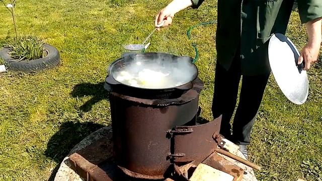 Уха из щуки и сома в казане.mp4