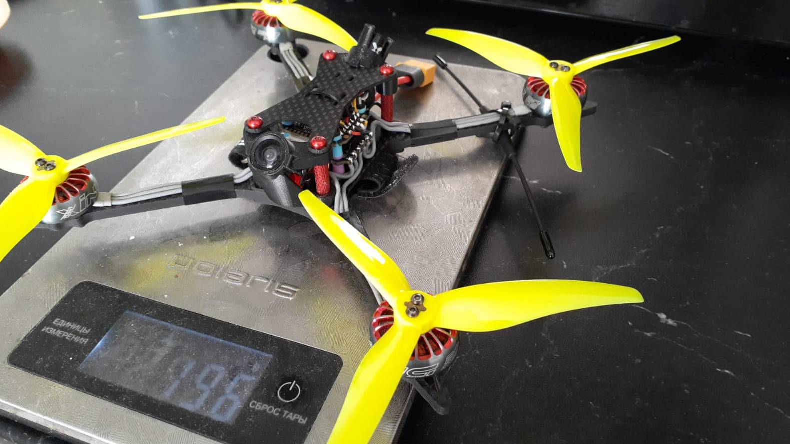 Квадрокоптер 5 дюймов. Тренировка полётов по воротам