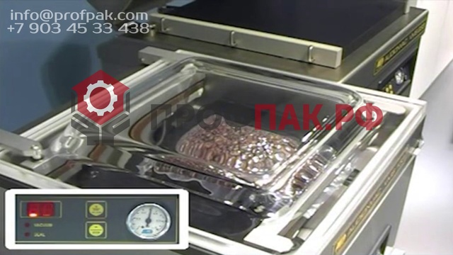 Упаковка кофе в зернах в вакуумный пакет . Настольная вакуум упаковочная машина