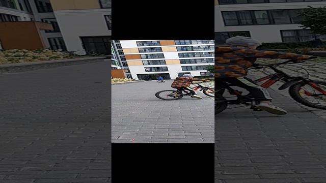 Мальчики на великах гоняют по двору