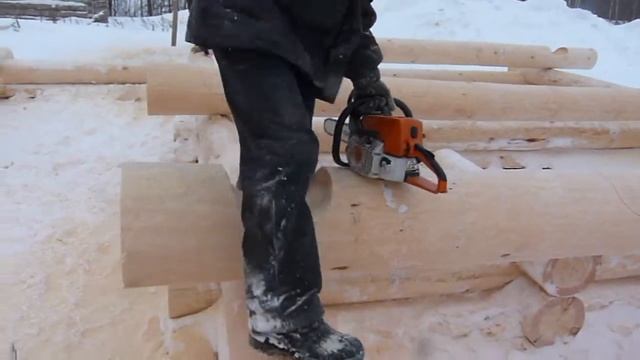 Окорка бревна рубанком, вырубка чаш