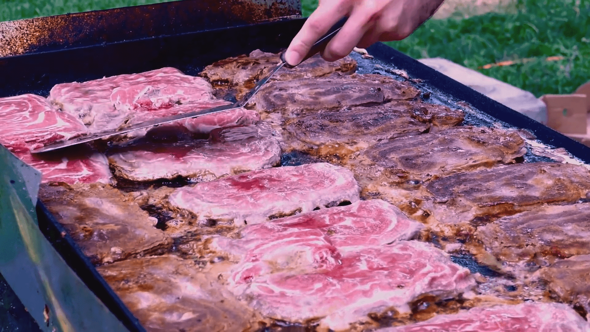 Сэндвич с тонко нарезанными кусочками бифштекса и расплавленного сыра