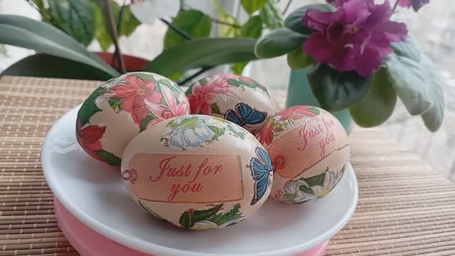 Как покрасить яйца без красителей и без химии. Пасхальные яйца в технике декупаж быстро и красиво