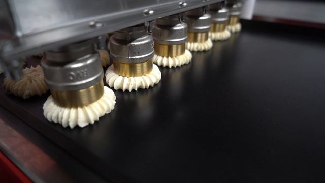 Отсаживаем печенье на MB-500 через разные латунные и нержавеющие форсунки.mkv