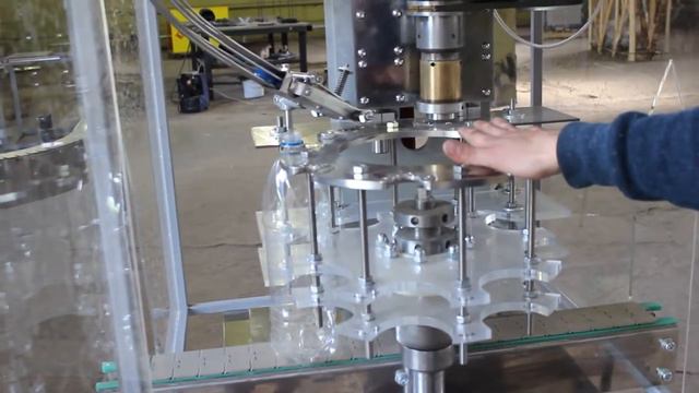 35/Автомат укупоривания бутылок АУ210 с вибро бункером магнитный патронукупорка ПЭТ