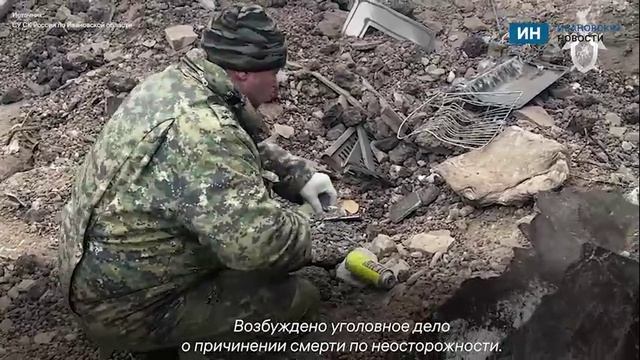 Следователи осматривают место гибели двух мужчин под завалами гаражаъ