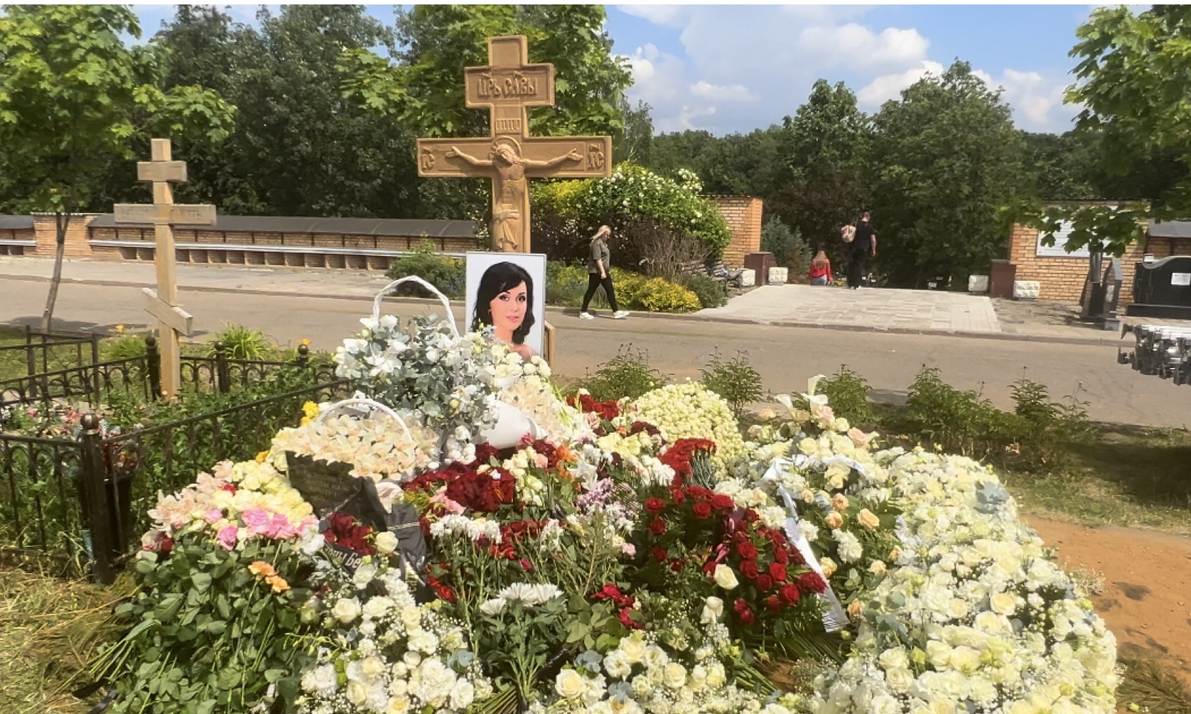 Могила Анастасии Заворотнюк // Москва, Троекуровское кладбище //