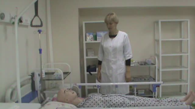 Размещение тяжелобольного в постели в положении на правом боку
