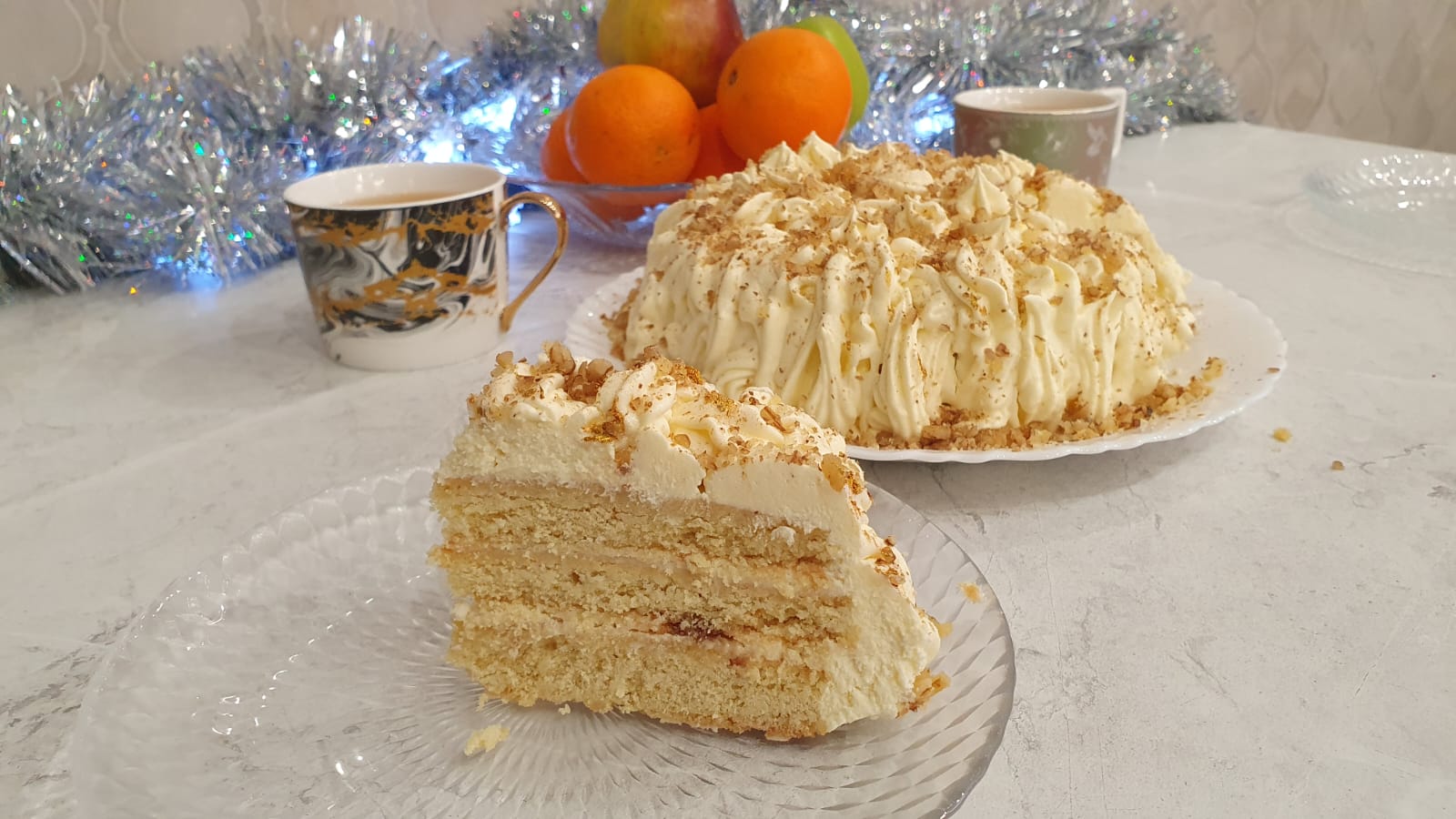 Торт Классика - песочные коржи и очень вкусный сливочно-творожный крем со сгущённым молоком.