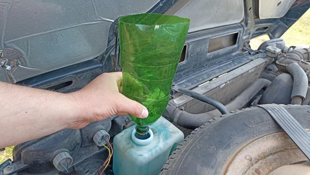 Лайфхак для заливки жидкости в бачек омывания лобового стекла на НИВЕ