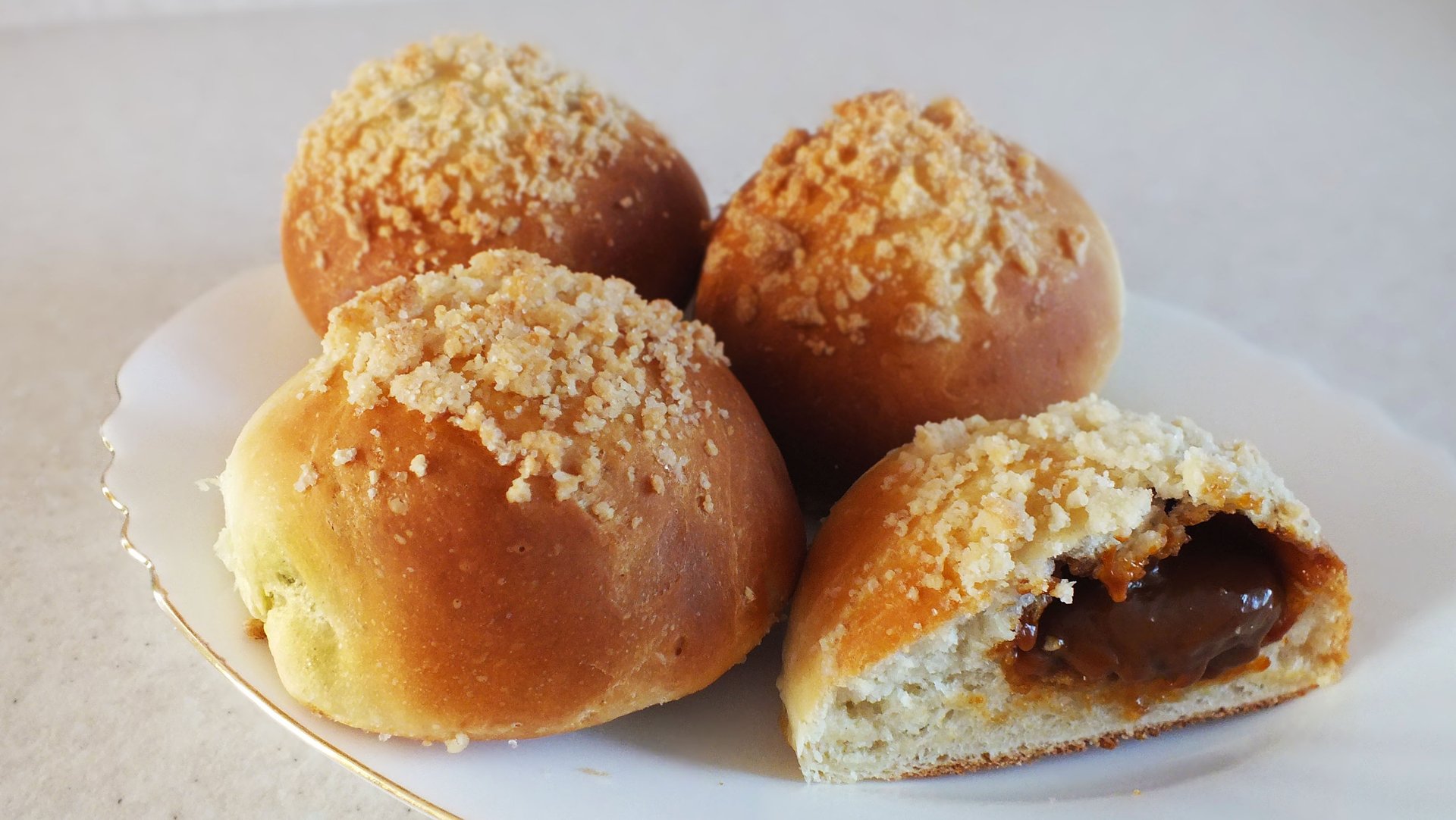 Булочки со штрейзелем и вареной сгущенкой