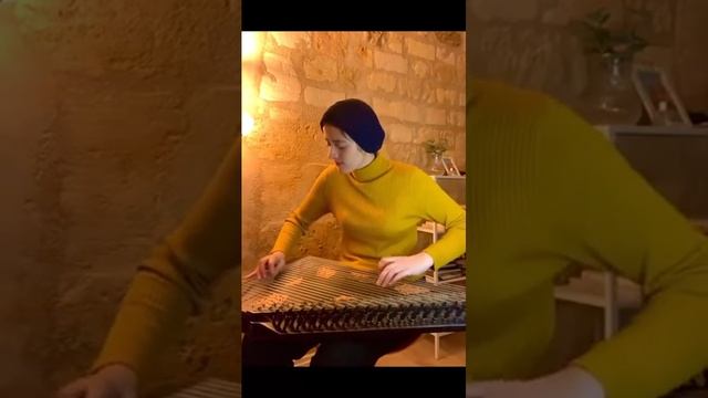 Звуки востока: девушка играет на канон (Quanun)
