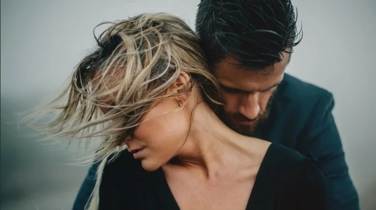 Обидная любовь. Стихи о любви. Автор текста Эдуард Асадов.