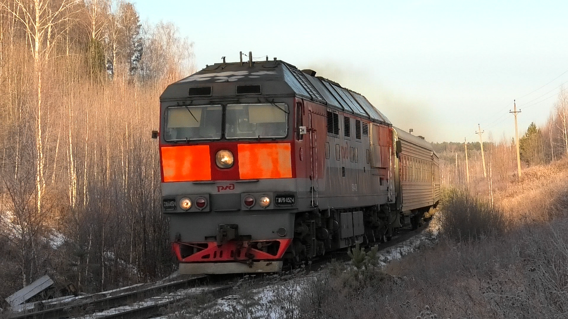 "Морозным утром". ТЭП70-0524 с пригородным поездом Предтурье - Алапаевск