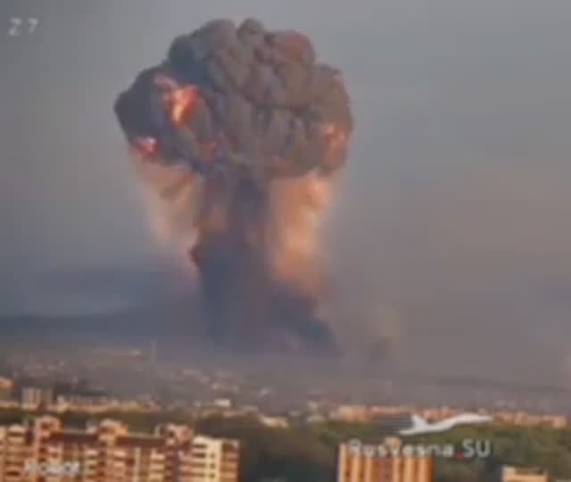 Кадры гигантского взрыва после удара по объектам ВСУ в Хмельницком