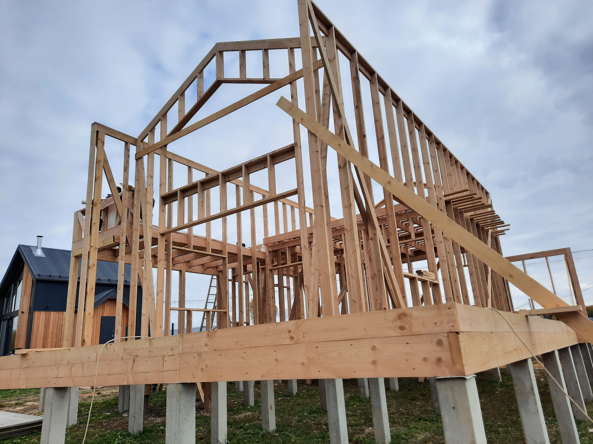 Монтаж свай и каркаса дома 177 кв.м. в КП Экоозеро.