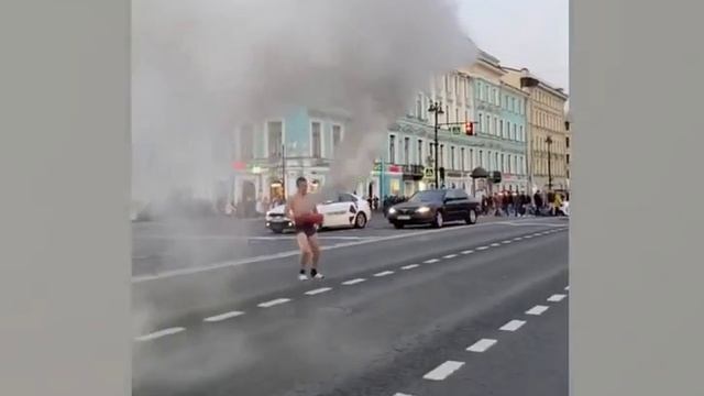 Тиктокер в трусах с огнетушителем.mp4