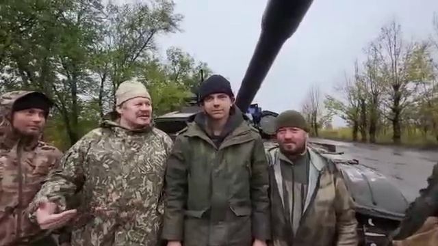 Экипаж машины боевой. Парню - 18 лет.