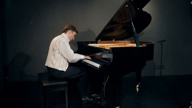 S. Prokofiew «Suggestion diabolique» op.4 No.4
E. Kiprsky «Fuge Ch.S»  op.6
Фортепиано - Илья Пико
