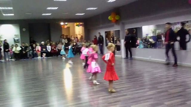 Танцуют малыши! Зажигательный танец ча-ча-ча