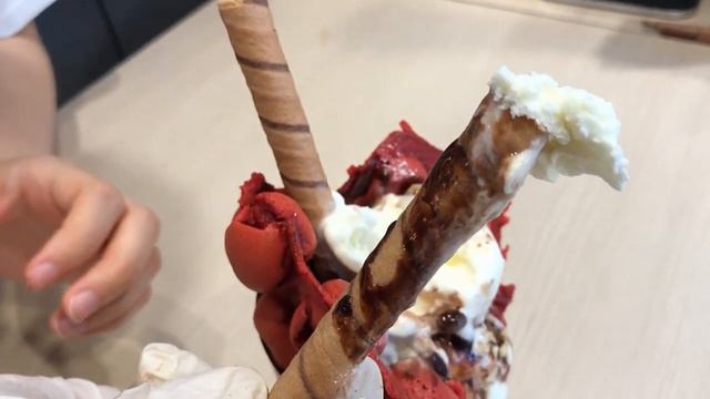 Коллекция вкусных вафель с мороженым.  Корейская уличная еда.