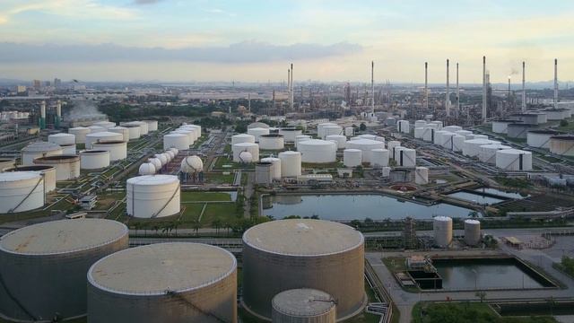 vecteezy_oil-and-gas-refinery-plant-factory_2020788