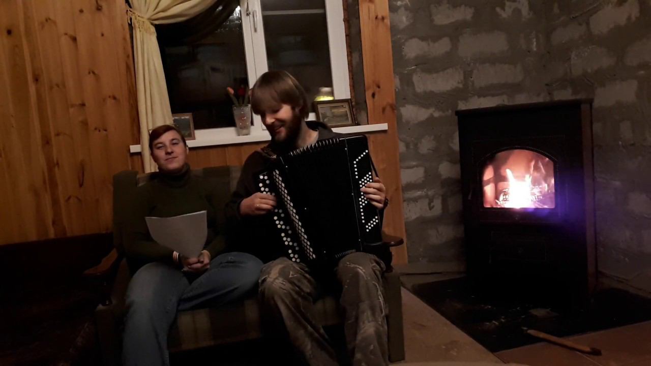 Человек и кошка возле камина )))