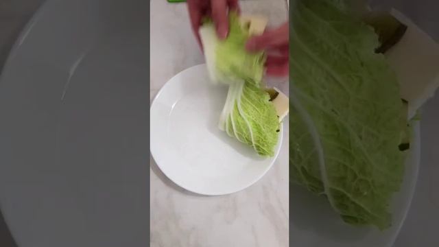 Простой ПП-сендвич. Лист салата, плавленый и творожный сыр, ветчина или карбонад