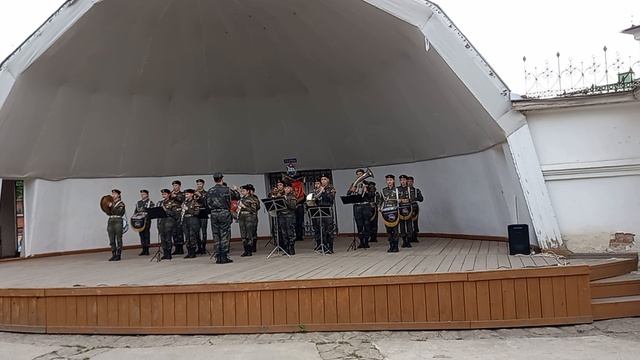 В городском саду играет духовой оркестр