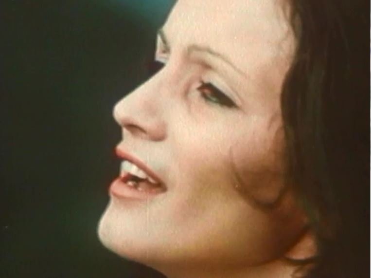 "ЛЕБЕДИНАЯ ВЕРНОСТЬ" - исполняет С.Ротару. ( муз.Е.Мартынова, ст. А.Дементьева)