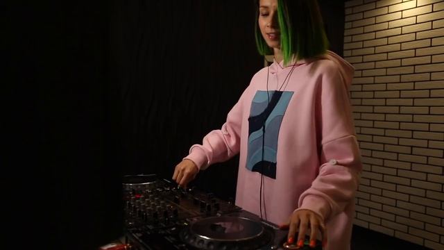 Miss Monique - MiMo Weekly Podcast 003 [Progressive Music] [KLpU6FK1nY8].mp4