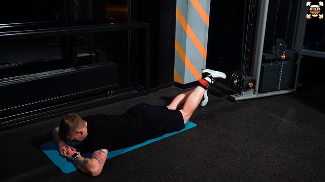 Сгибание голени с манжетой лёжа / задняя поверхность в кроссовере