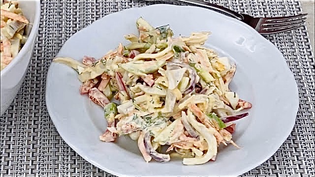 Салат с кальмарами. Легкий, освежающий салат, простой рецепт.