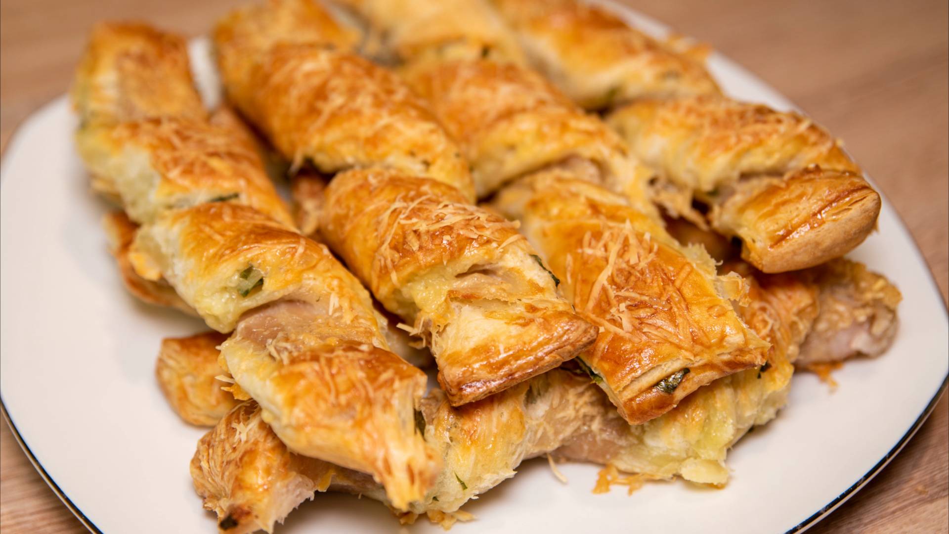 Закуска из слоеного теста. Сыр и БЕКОН. Сыр и ОЛИВКИ.