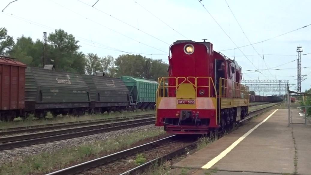 Тепловоз ЧМЭ3т-5850 маневрирует на станции Кудьма, Нижегородская область