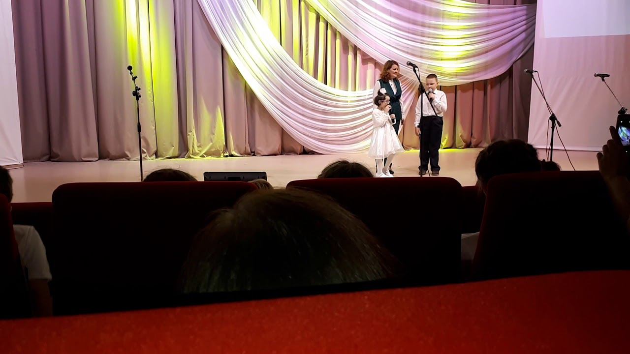 Девочка капризничает на концерте. Не хлопайте-это я хотела сказать!