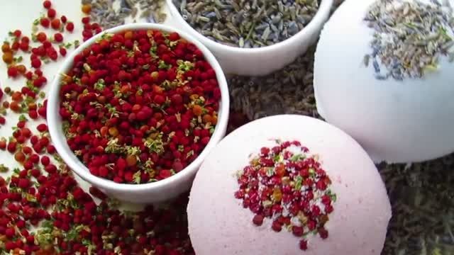 Бомбочка для ванн с начинкой из пены (цветная бомбочка): подробная инструкция.