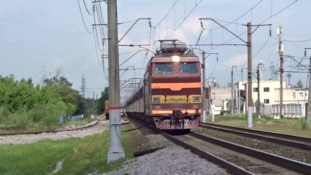 Электровоз ЧС4т-280 в заводском окрасе с пассажирским поездом №132Г Ижевск - Санкт-Петербург