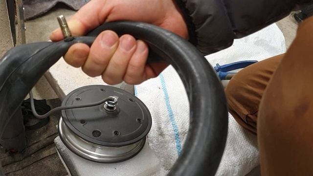 Как вытащить и вставить сосок (вентиль) в переднее колесо xiaomi mijja m365